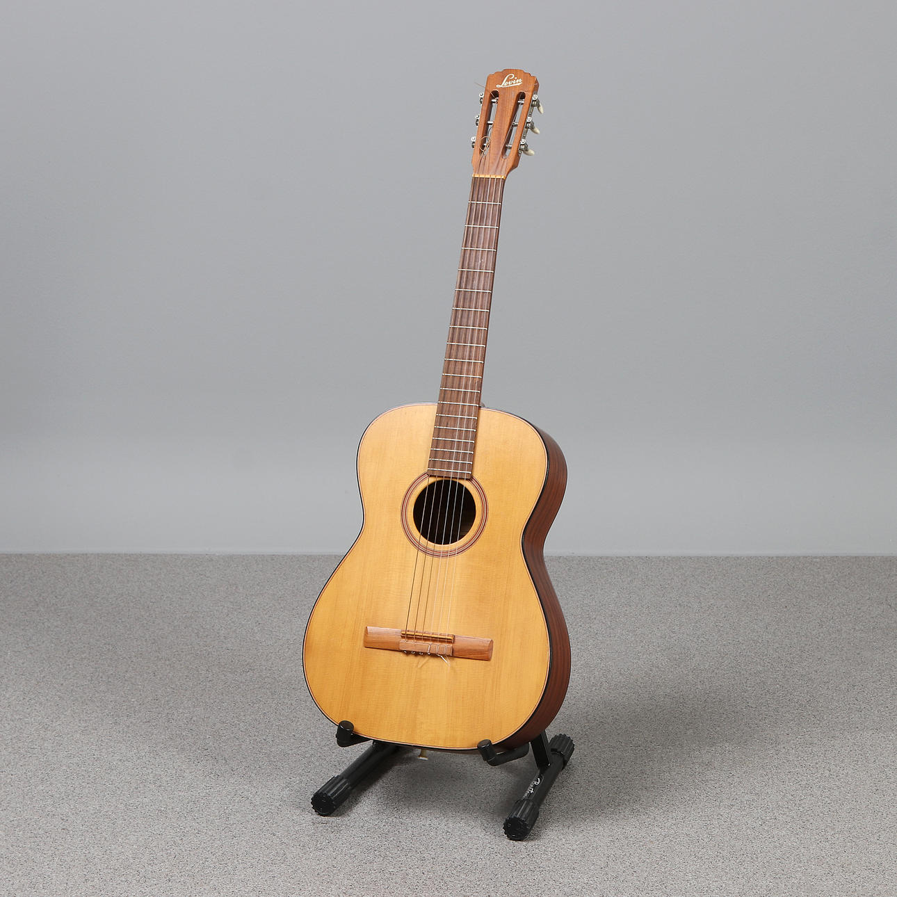 LEVIN, AKUSTISK GITARR. Samlarföremål - Musikinstrument - Auctionet