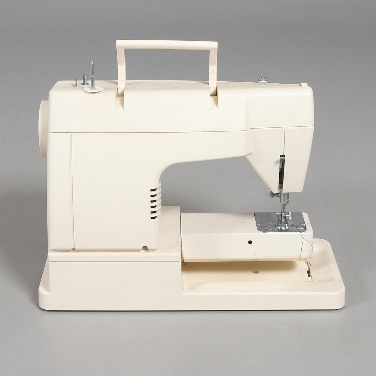 SYMASKIN, Singer 7105. 1900-talets andra del. Övrigt - Övrigt - Auctionet