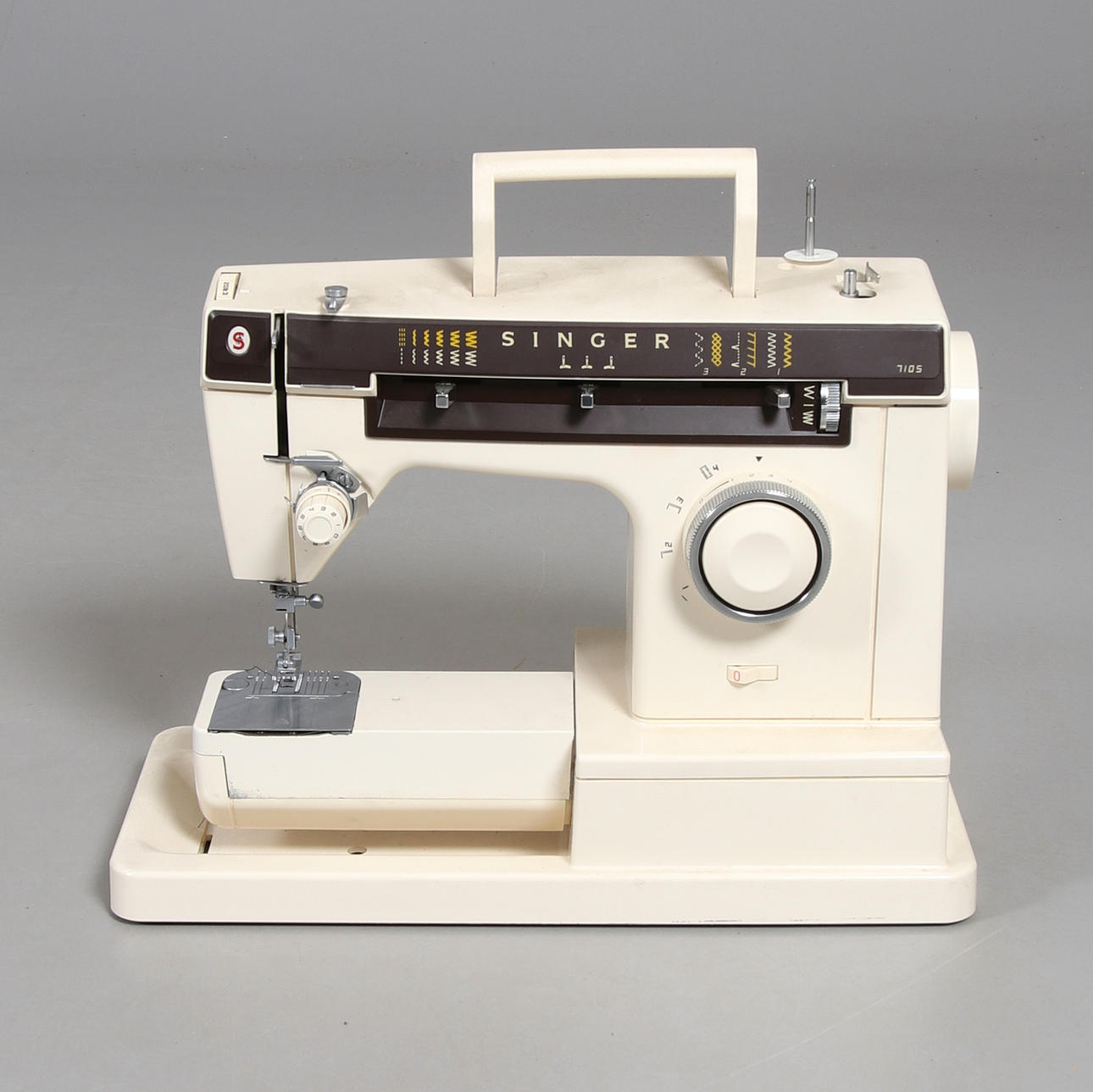 SYMASKIN, Singer 7105. 1900-talets andra del. Övrigt - Övrigt - Auctionet