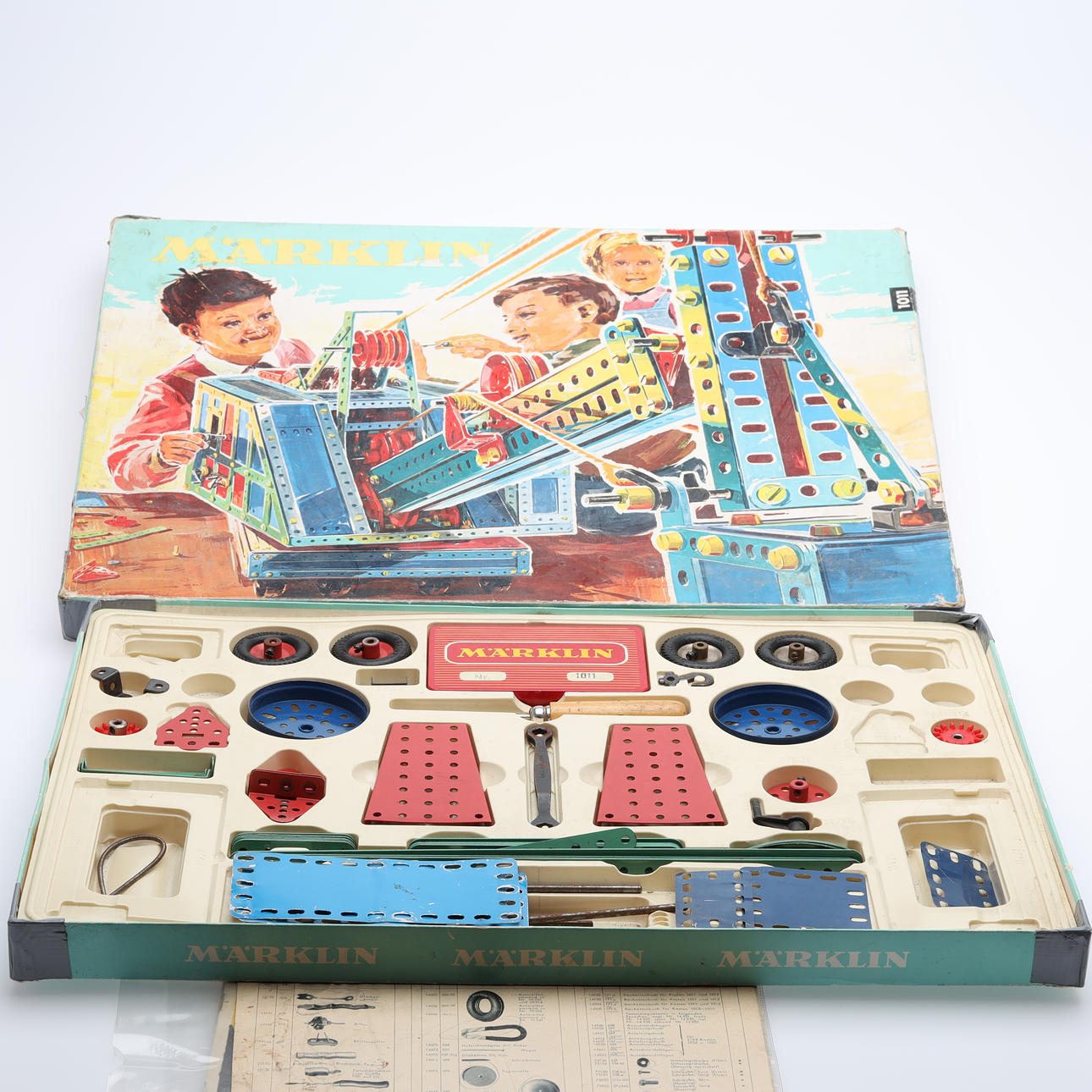 MECCANO samt BYGGSATSER av andra märken, i originalkartonger, 5 stycken ...