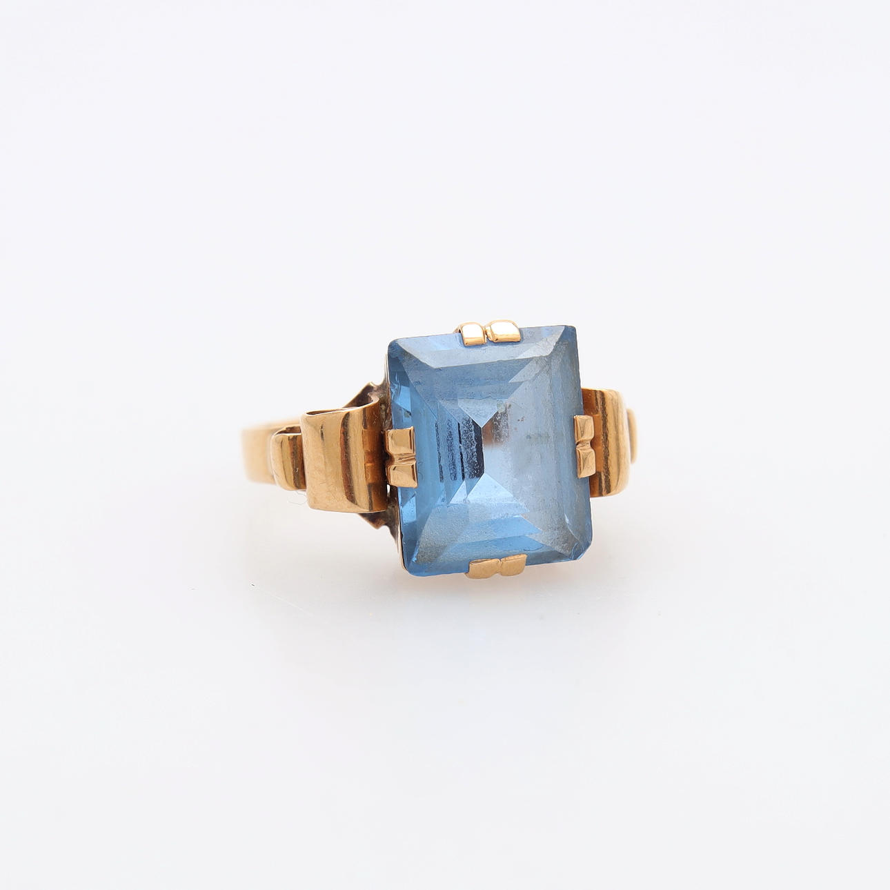 RING MED STEN, guld 18K, totalvikt 4,00 gram. Smycken & Ädelstenar ...