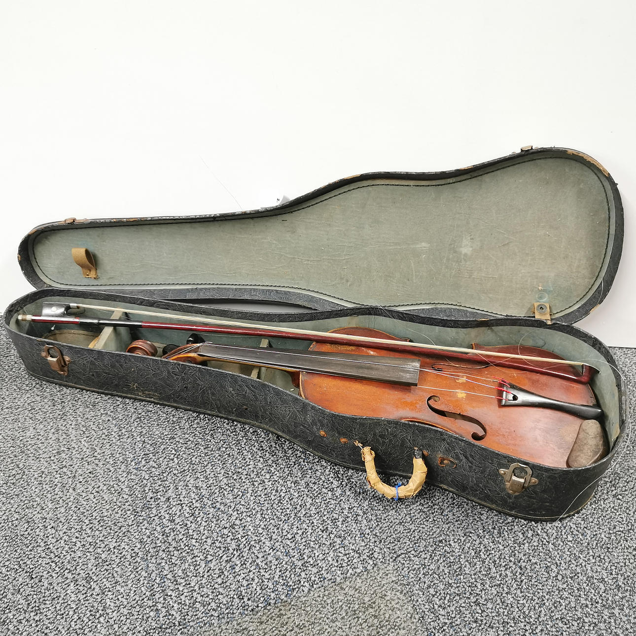 CASED ANTIQUE VIOLIN. Collectables - Musical instruments - Auctionet