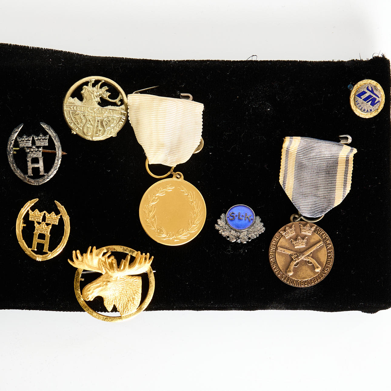 SAMLING MEDALJER, MÄRKEN, NÅLMÄRKEN. Flyg, idrott m.m., delvis ...