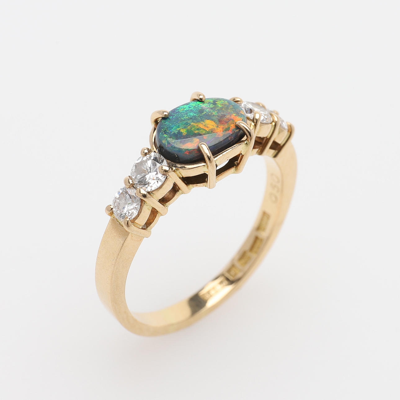 RING MED OPAL OCH DIAMANTER. Smycken & Ädelstenar - Ringar - Auctionet