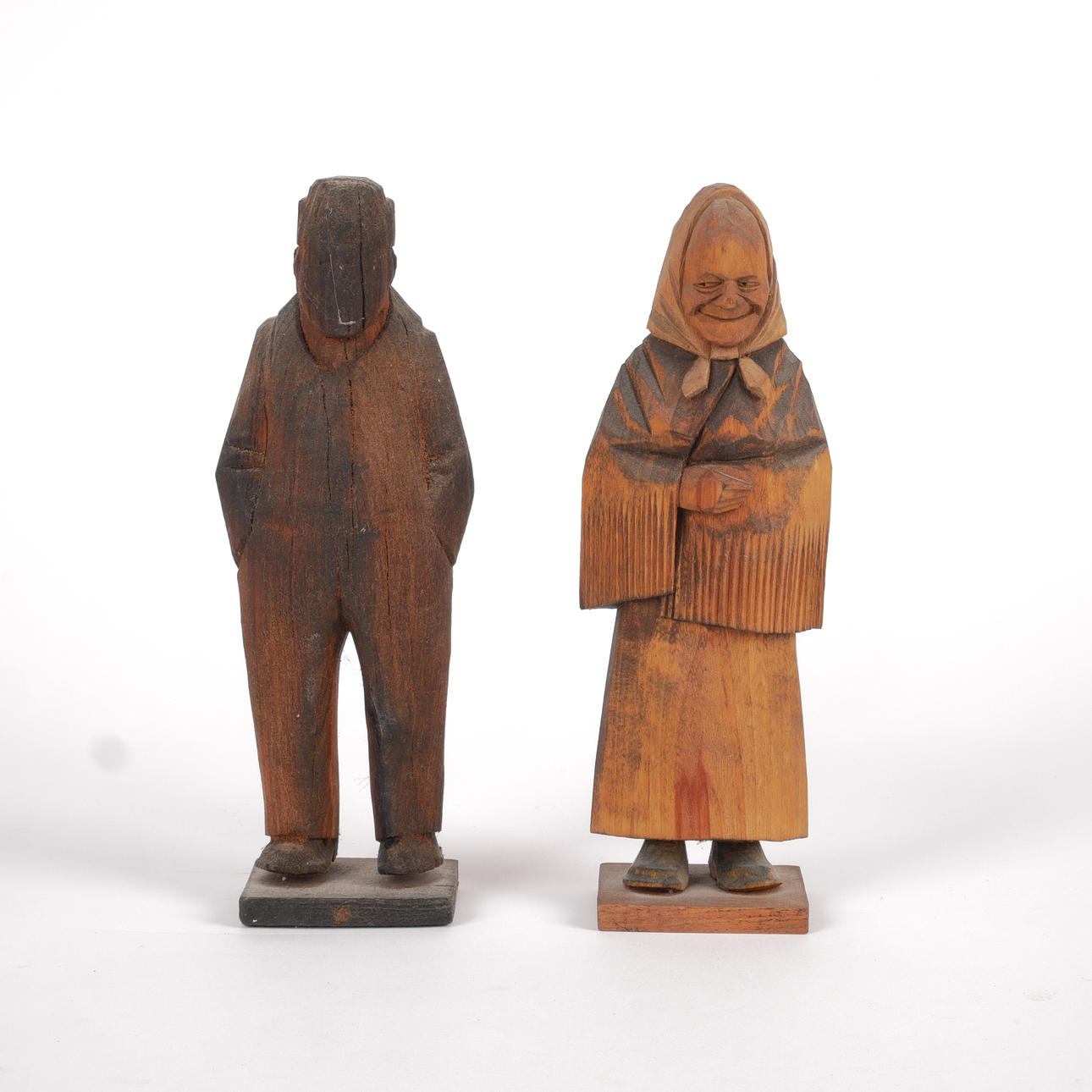SNIDADE FIGURER, gubbe och gumma, trä, 1900-talets mitt. Konst ...