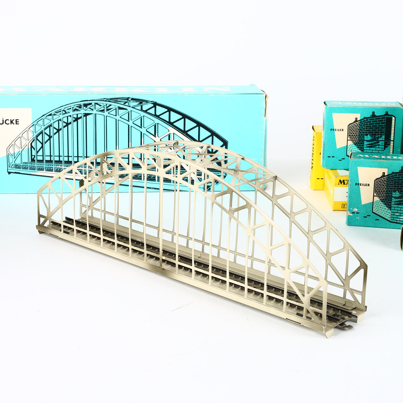 MÄRKLIN BROAR, 5xbågbroar, 21xkortare broar, alla av metall. Bropelare ...