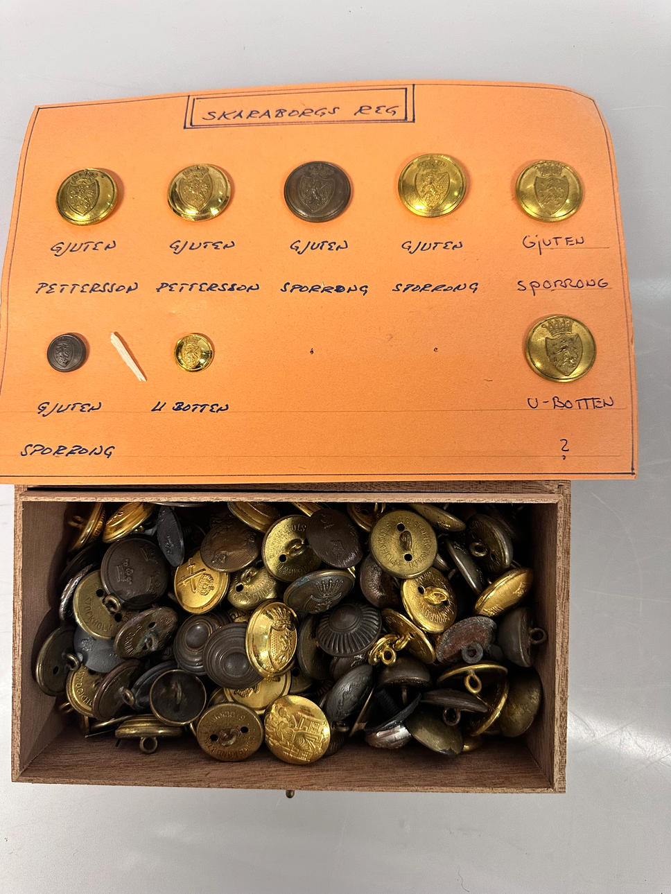 SAMLING MILITÄRA KNAPPAR, Sverige. Vapen & Militaria - Övrig militaria - Auctionet