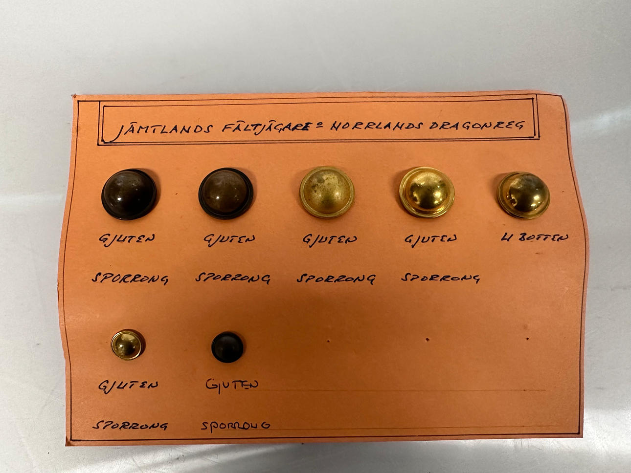 SAMLING MILITÄRA KNAPPAR, Sverige. Vapen & Militaria - Övrig militaria ...
