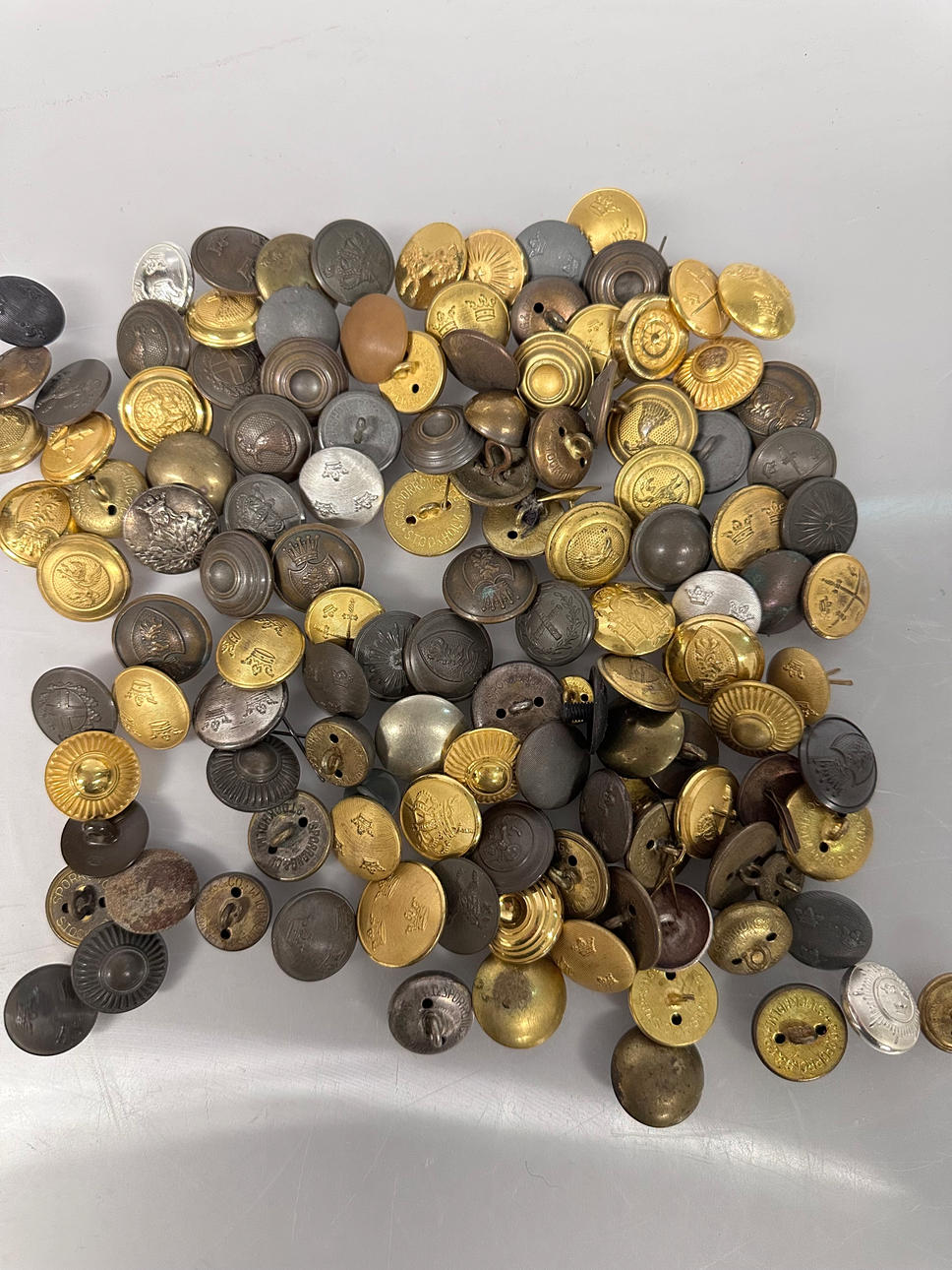 SAMLING MILITÄRA KNAPPAR, Sverige. Vapen & Militaria - Övrig militaria - Auctionet