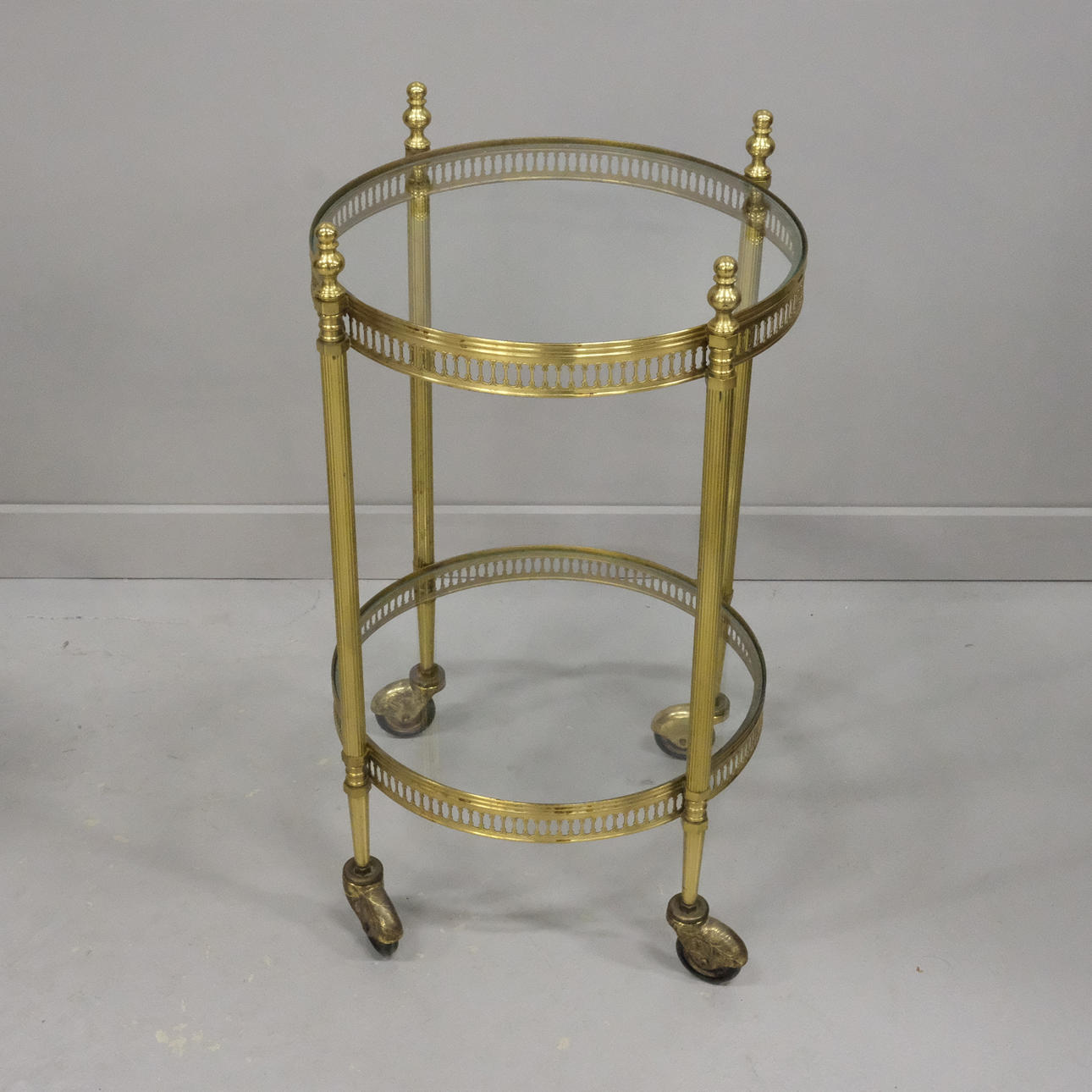 RULLVAGN OCH PIEDESTAL. Möbler - Bord - Auctionet