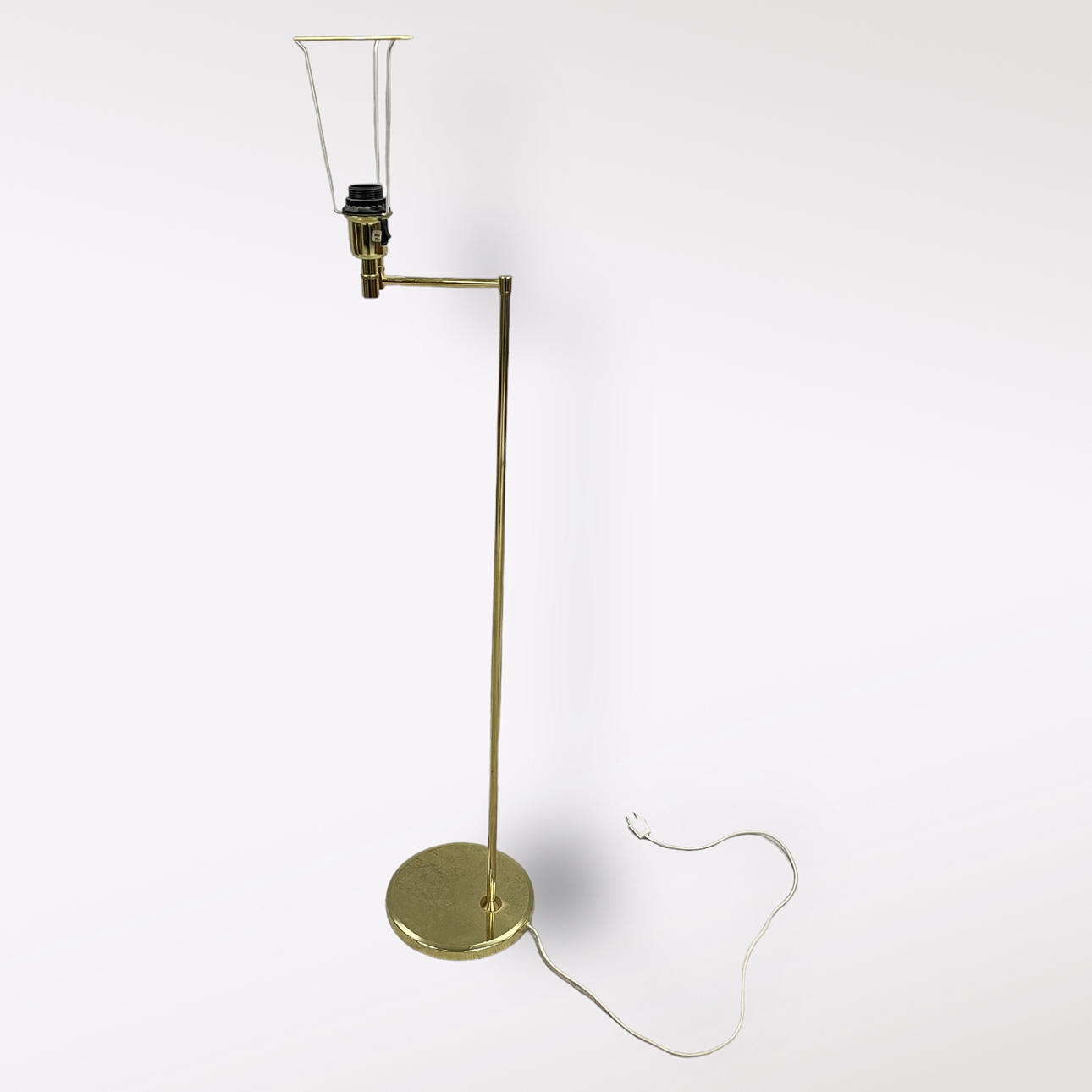 GOLVLAMPA, mässing, Scan Lamps. Belysning & Lampor - Golvlampor - Auctionet