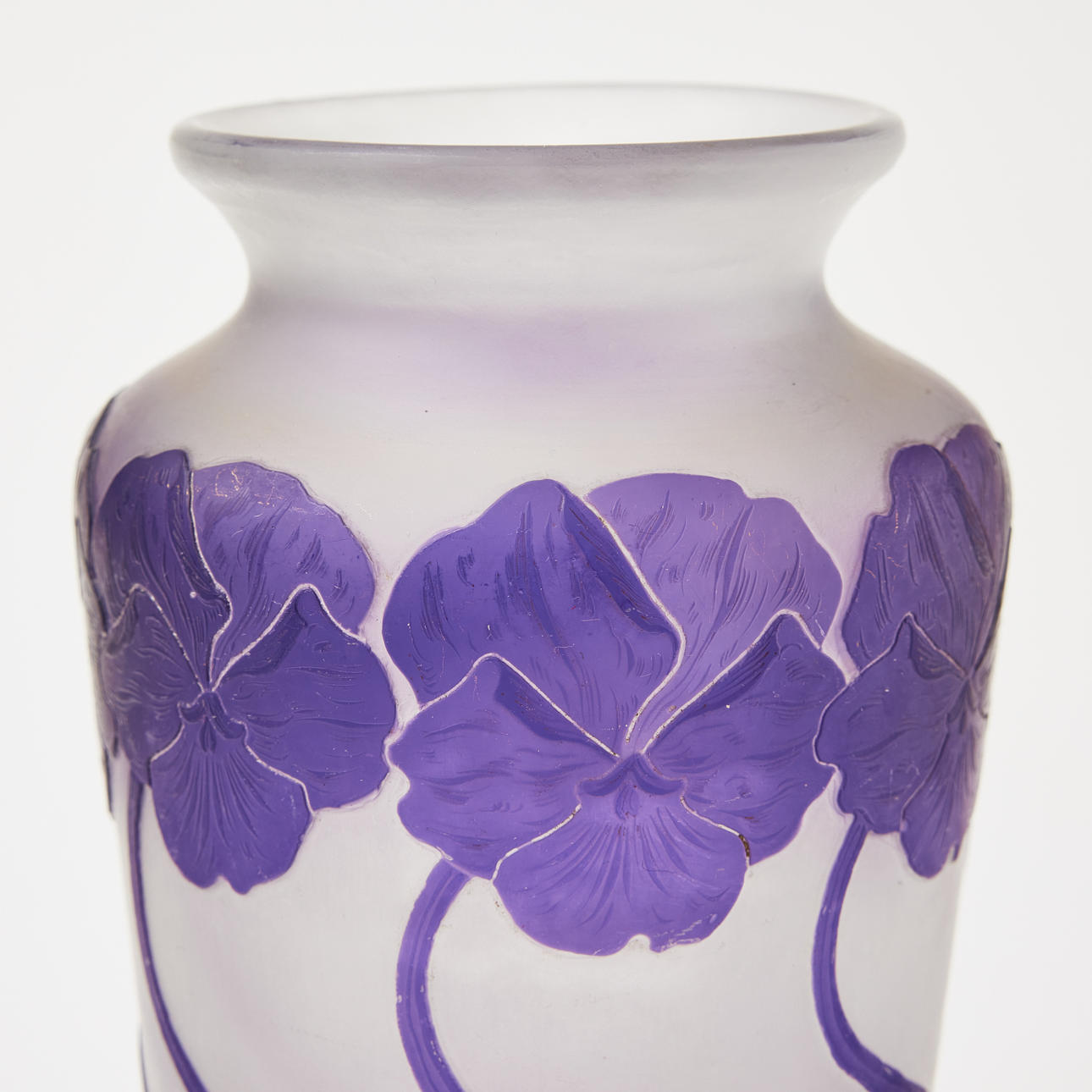 KARL LINDEBERG. Vas, Kosta 1910-tal, överfång i lila, etsad dekor av ...