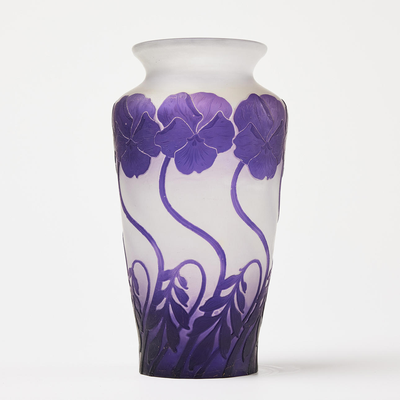 KARL LINDEBERG. Vas, Kosta 1910-tal, överfång i lila, etsad dekor av ...