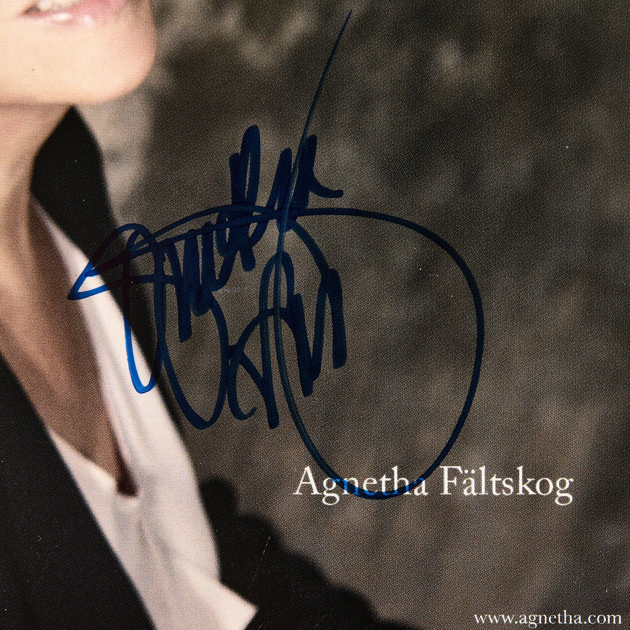 AGNETHA FÄLTSKOG, ABBA, AUTOGRAPH, signed promotion card. Böcker ...