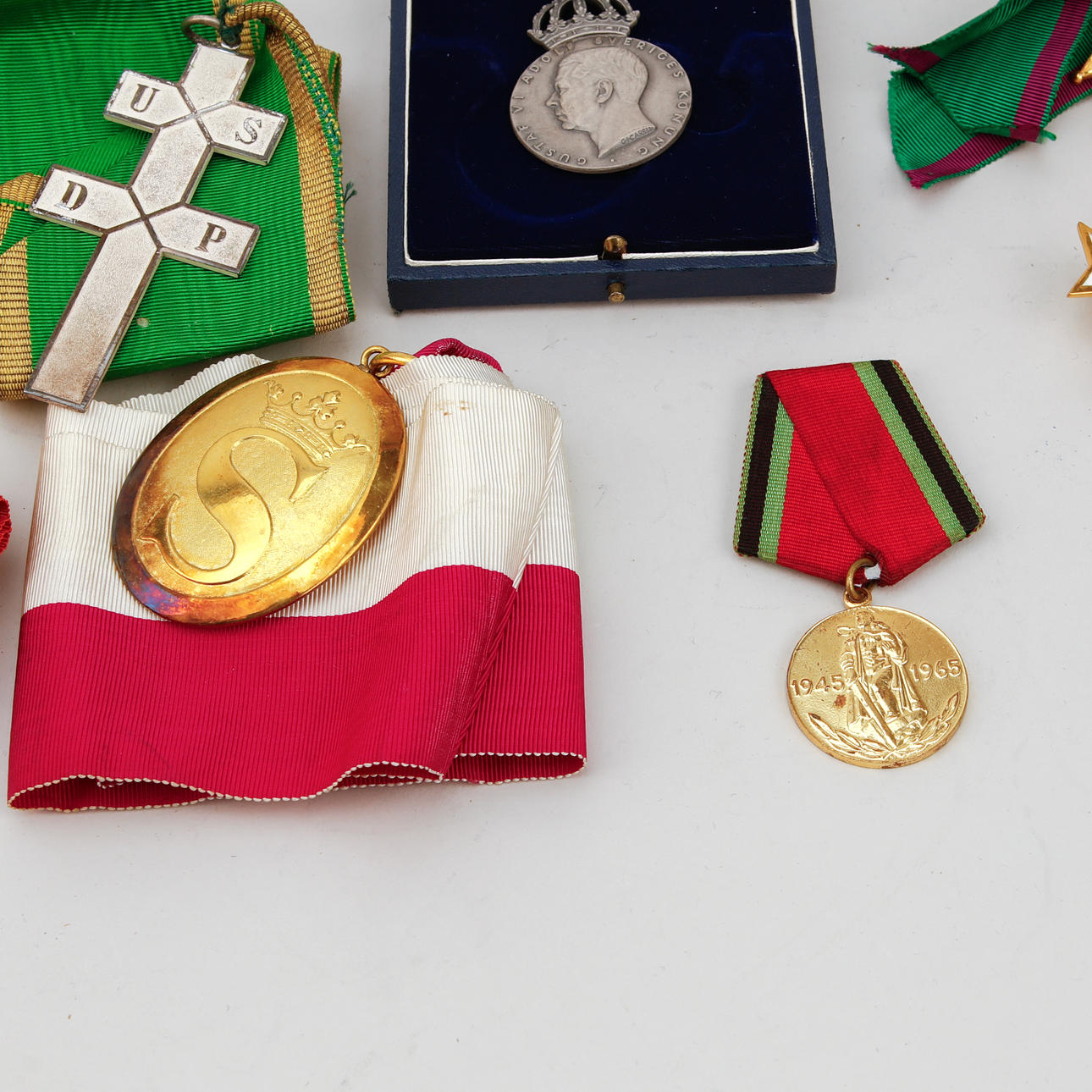 ORDNAR OCH MEDALJER, 12 st. Mynt, Medaljer & Frimärken - Ordnar ...
