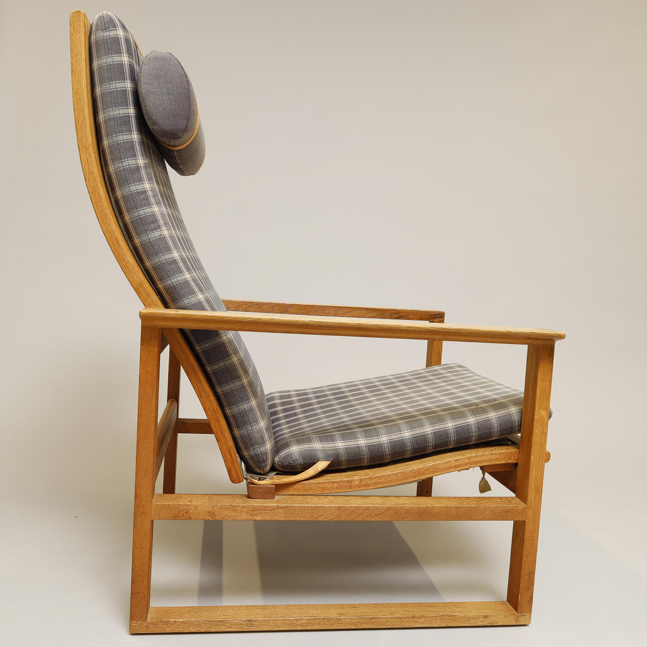 BØRGE MOGENSEN. Slædestol med høj ryg og skammel, stel af eg ...