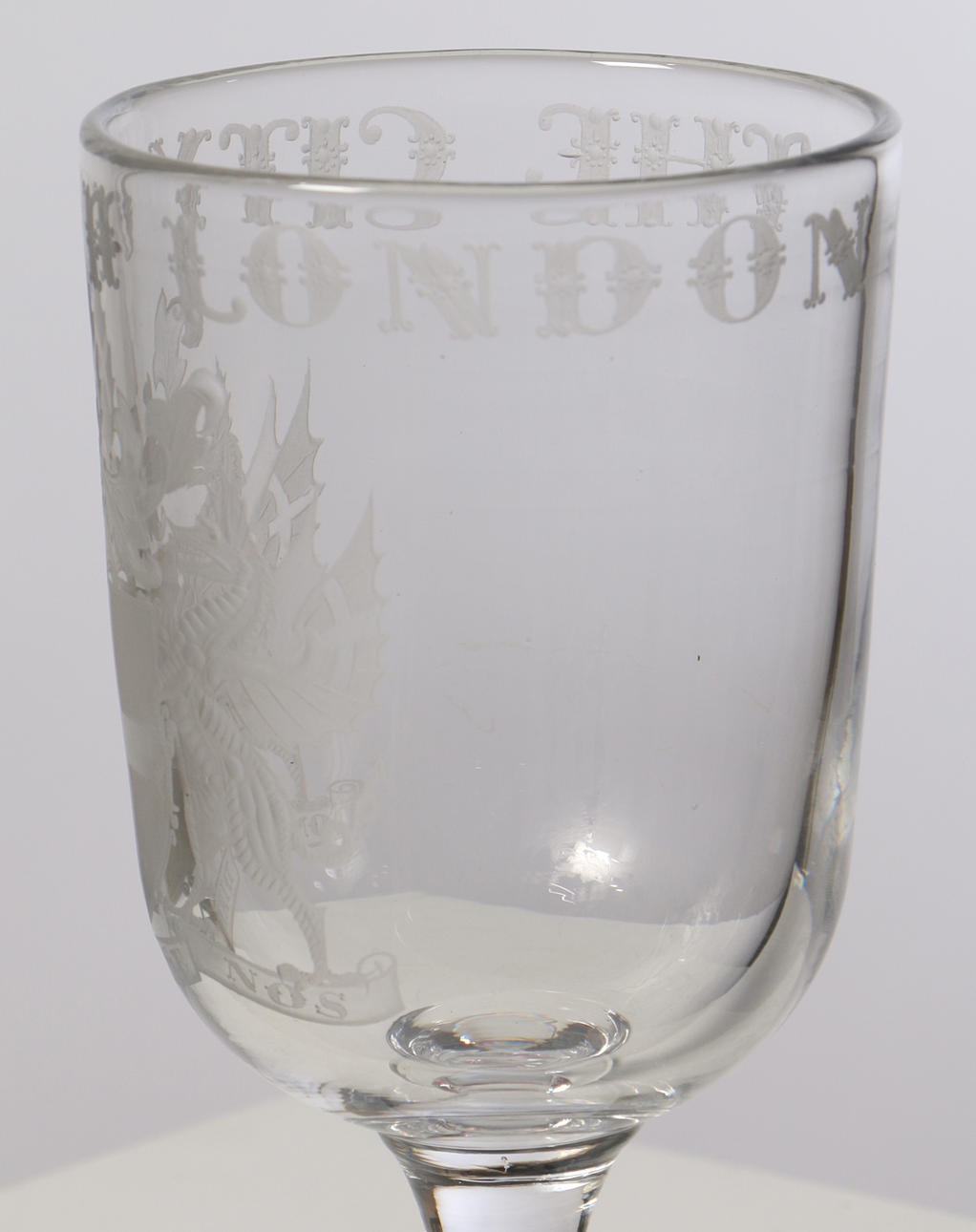 A 1970'S LARGE ENGLISH GLASS GOBLET WITH THE COAT OF ARMS OF THE CITY ...