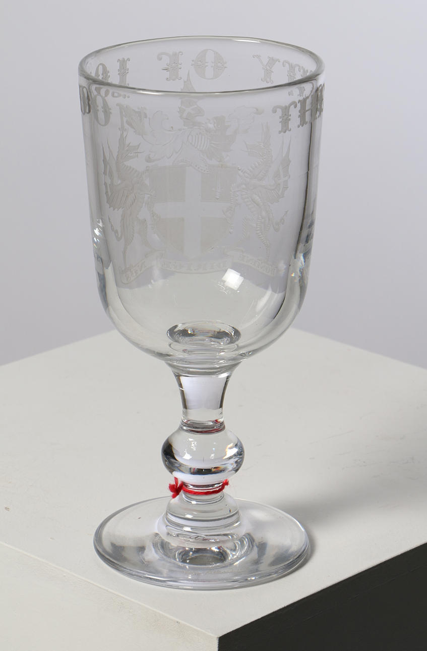 A 1970'S LARGE ENGLISH GLASS GOBLET WITH THE COAT OF ARMS OF THE CITY ...