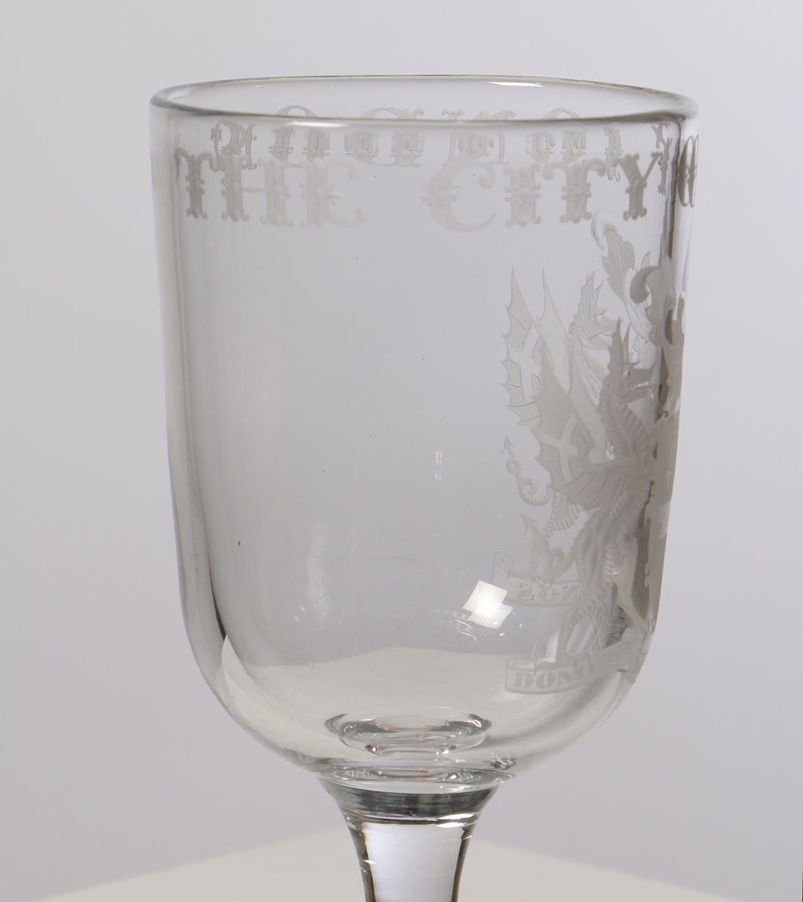 A 1970'S LARGE ENGLISH GLASS GOBLET WITH THE COAT OF ARMS OF THE CITY ...