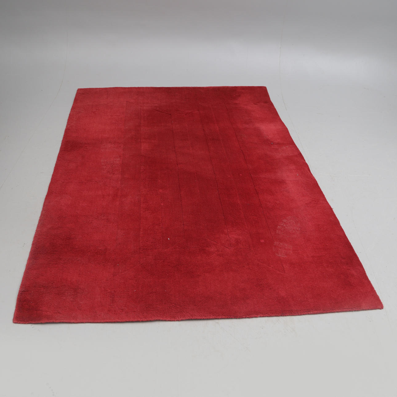 MATTA, röd, modern. Mattor & Textil - Mattor - Auctionet