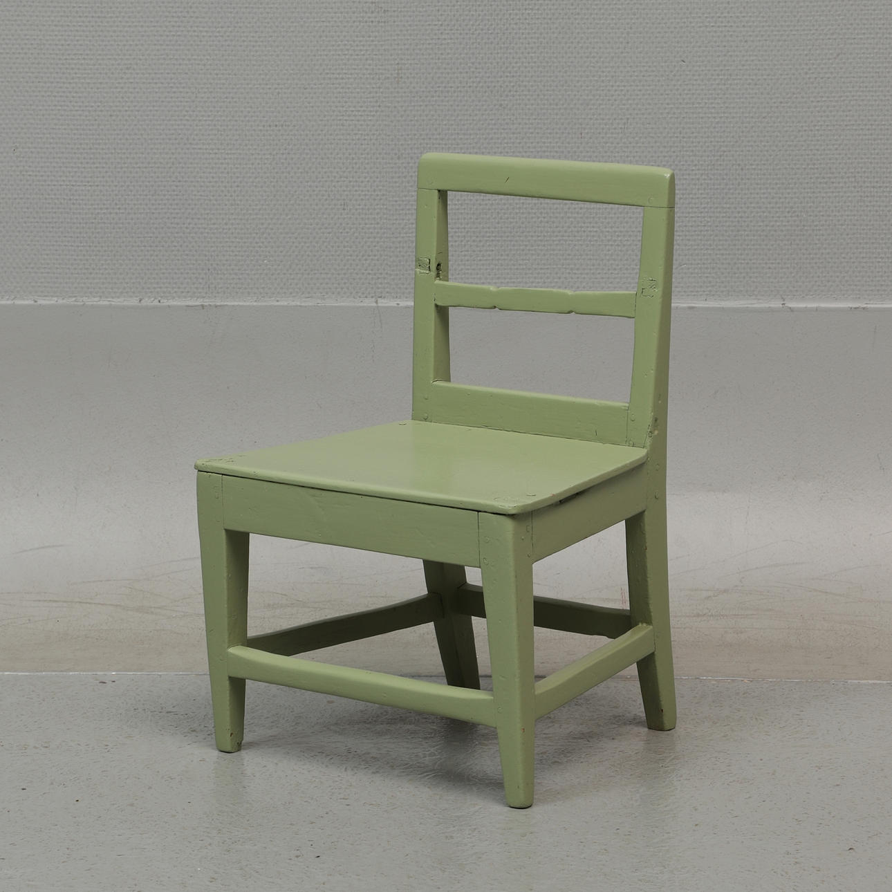 BARNSTOL, bemålat trä, 1900-tal. Allmoge - Möbler - Auctionet