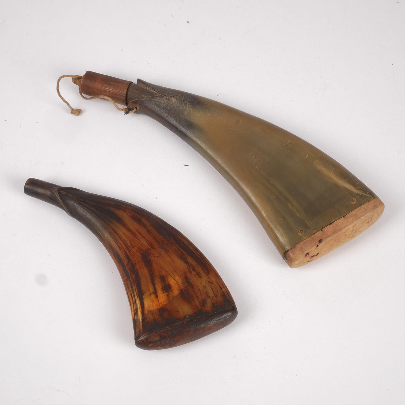 KRUTHORN, 4 st, horn, 18/1900-tal. Vapen & Militaria - Övrig militaria - Auctionet