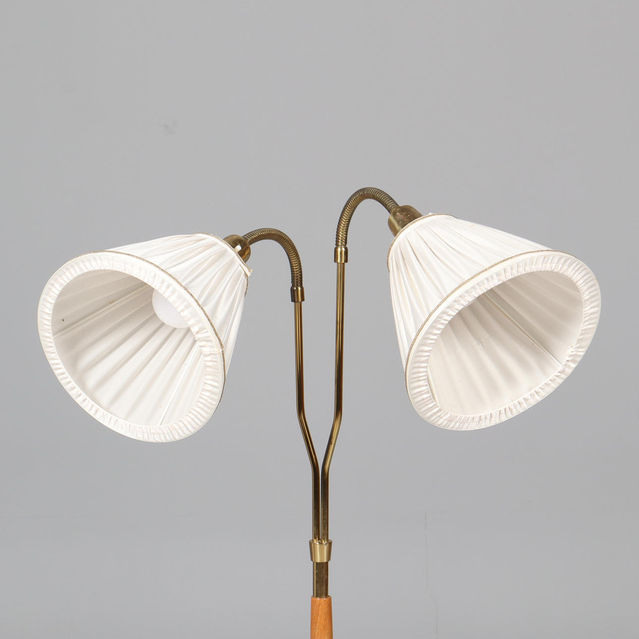 GOLVLAMPA, 2-armad, mässing och trä, 1900-talets mitt. Belysning ...