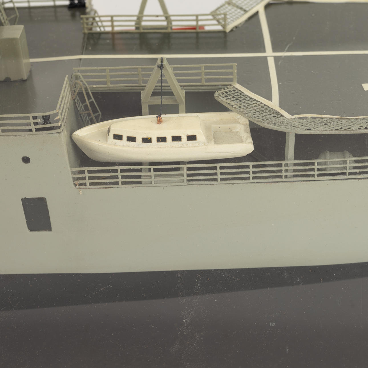 HMS CARLSKRONA, fartygsmodell. Vapen & Militaria - Övrig militaria ...