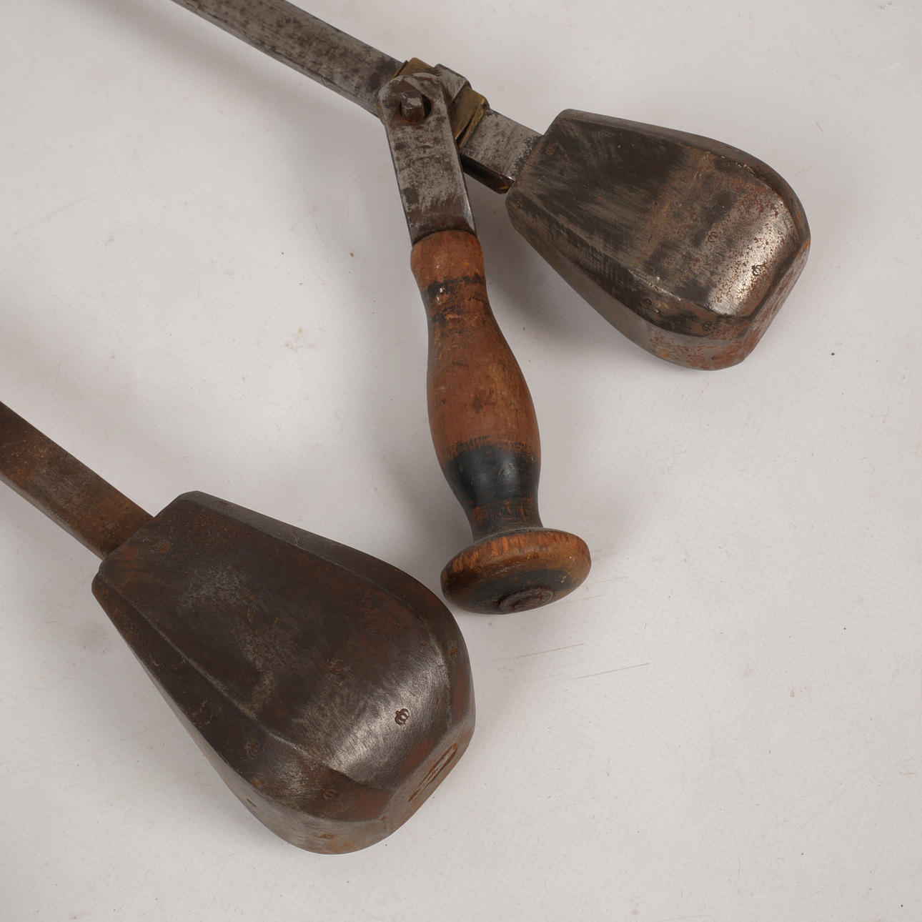 BESMAN och BJÄLLERKRANS, 4 st, 17/1800-tal. Allmoge - Verktyg & Redskap ...