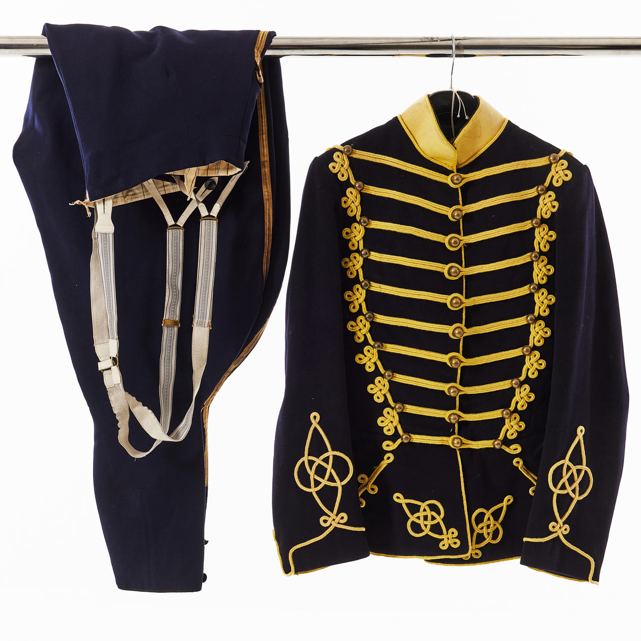 UNIFORM, svensk, för sergeant vid Kungliga Smålands husarer. Vapen ...