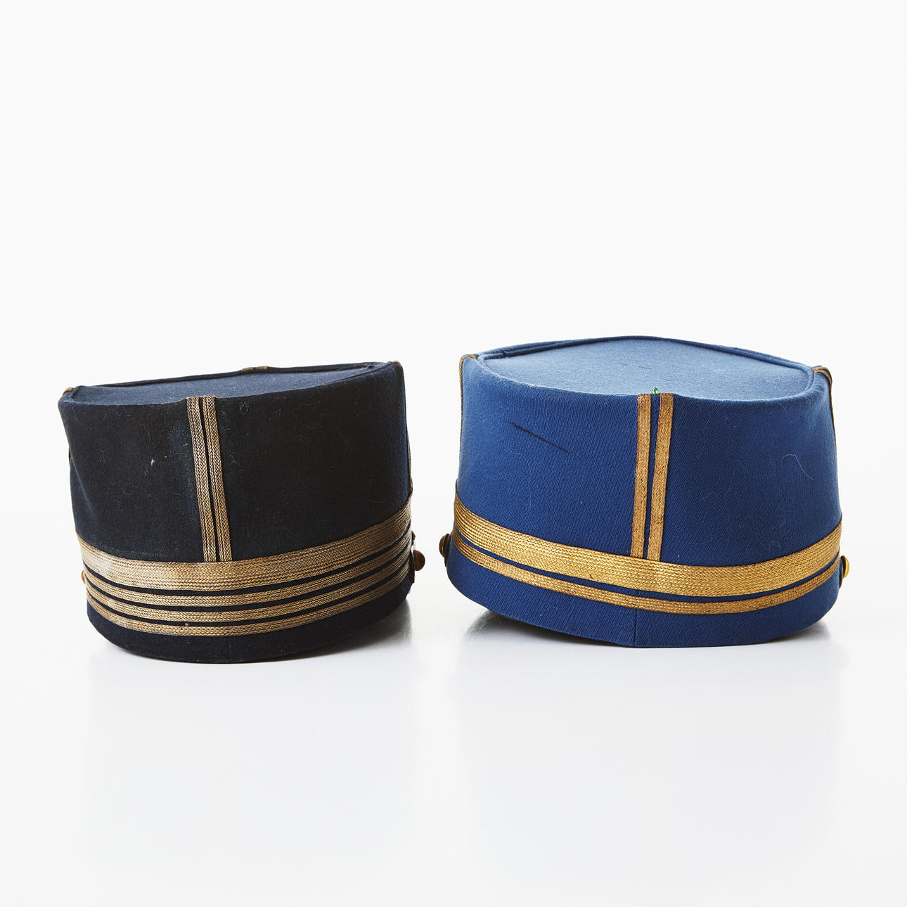 SKÄRMMÖSSOR, 2 stycken, bland annat för överste, samt fotografi av Carl ...