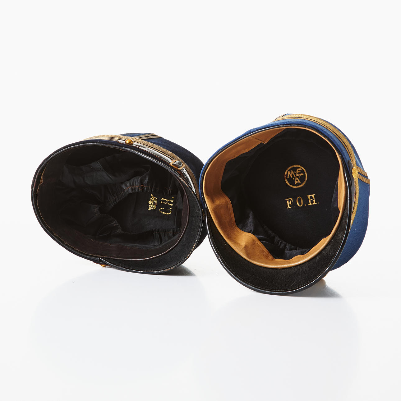 SKÄRMMÖSSOR, 2 stycken, bland annat för överste, samt fotografi av Carl ...