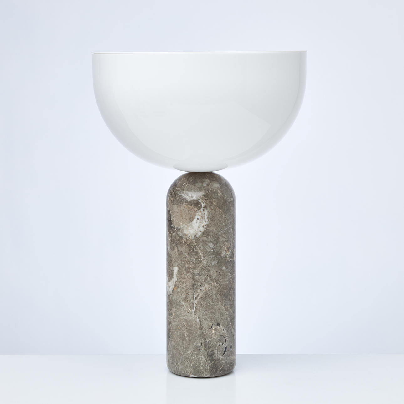 LARS TORNØE. "Kizu Table Lamp Large", för New Works, Samtida, fot i grå ...