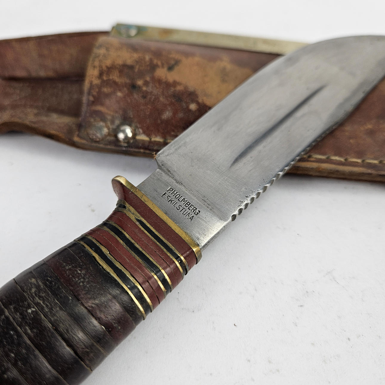 PONTUS HOLMBERG. Sannolikt civiltillverkad kniv som användes av ...