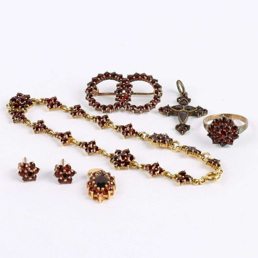 SMYCKEN MED GRANATER. Smycken & Ädelstenar - Preciosa & Övrigt - Auctionet