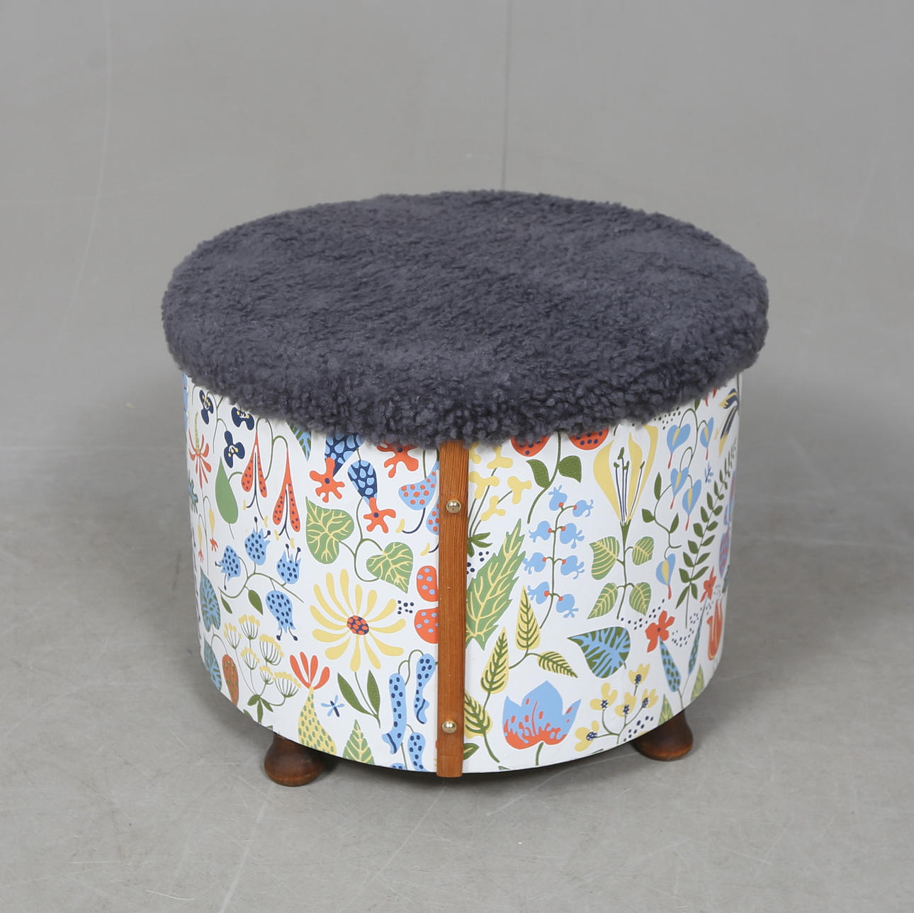 PUFF med förvaring, 1900-tal. Möbler - Fåtöljer & Stolar - Auctionet