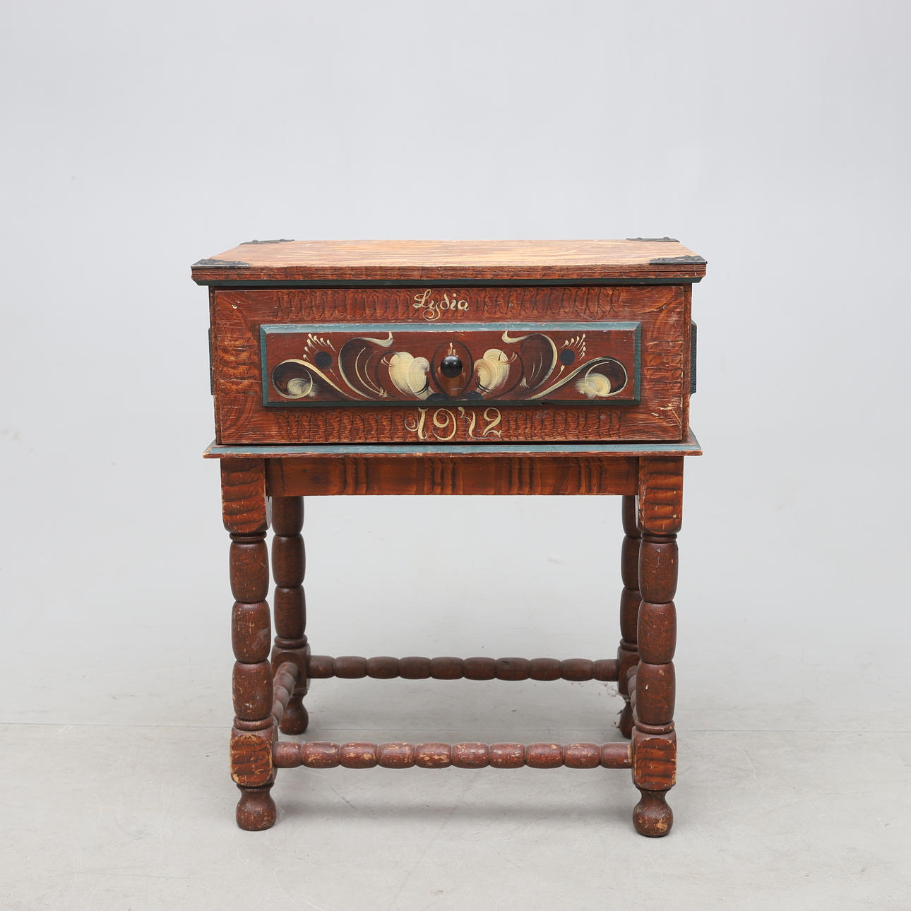 SYSKRIN, allmogestil, 1900-tal. Möbler - Byråar - Auctionet