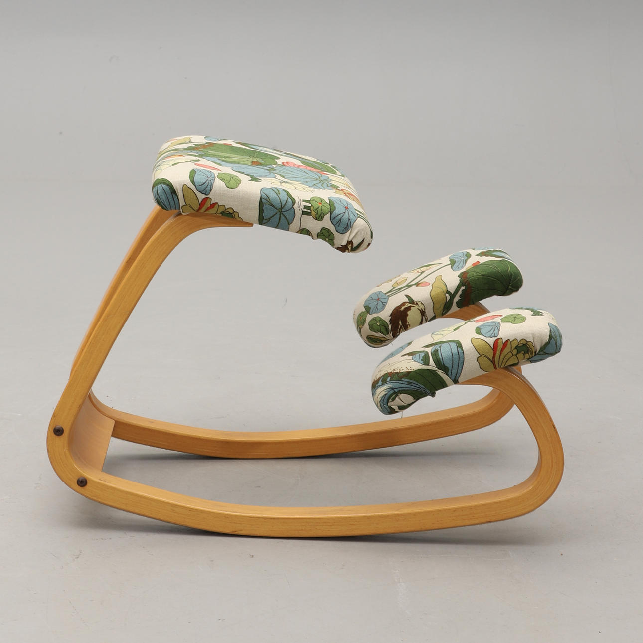 PETER OPSVIK. KNÄSTOL, "Variér Variable Balans", Stokke, Norge. Möbler ...