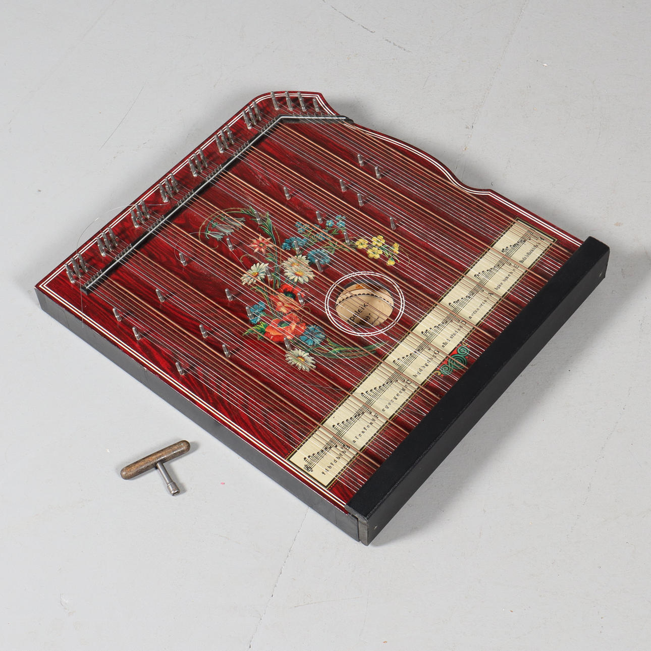 CITTRA, Harpeleik, Tyskland. Samlarföremål - Musikinstrument - Auctionet