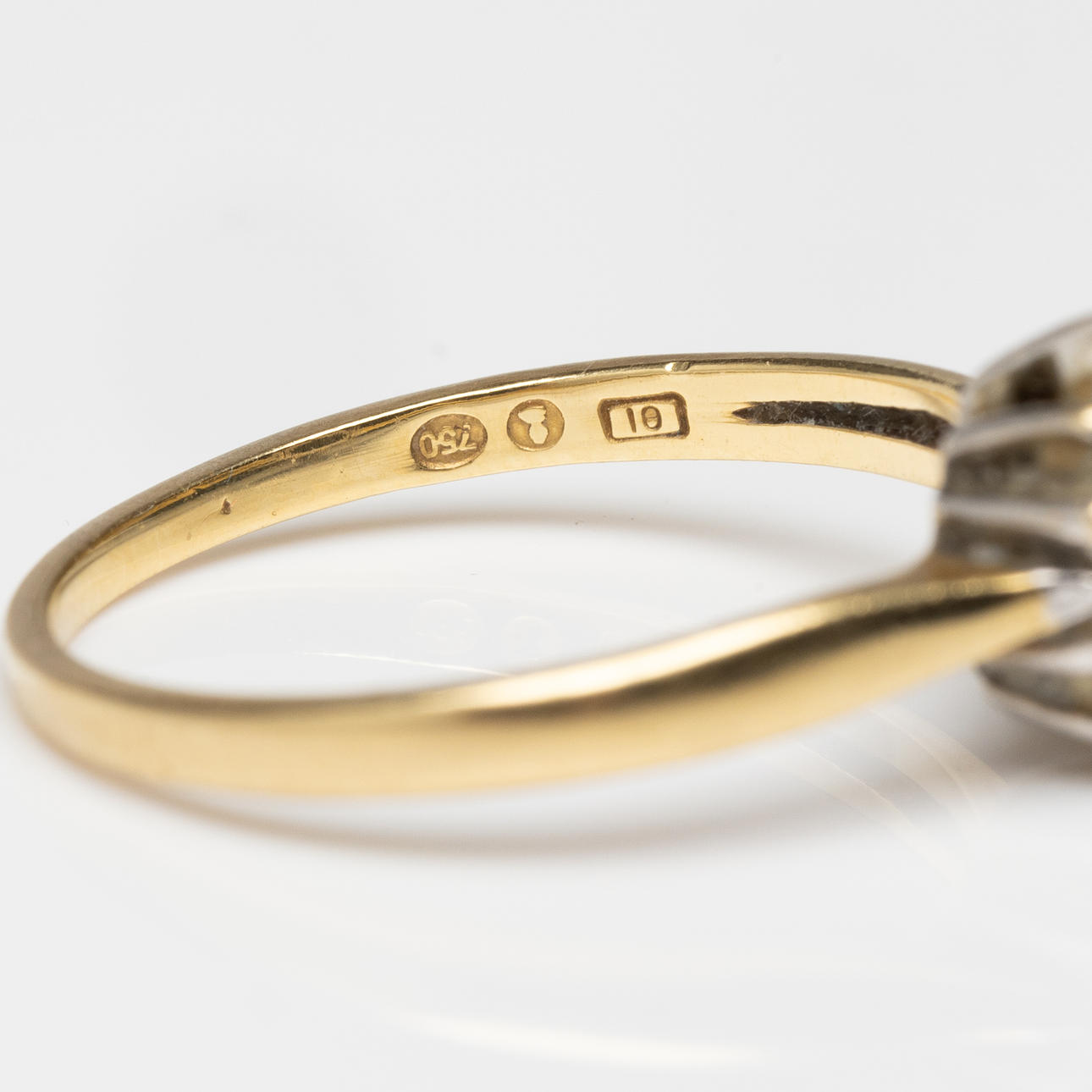 RING, guld 18k, med stenar. Smycken & Ädelstenar - Ringar - Auctionet