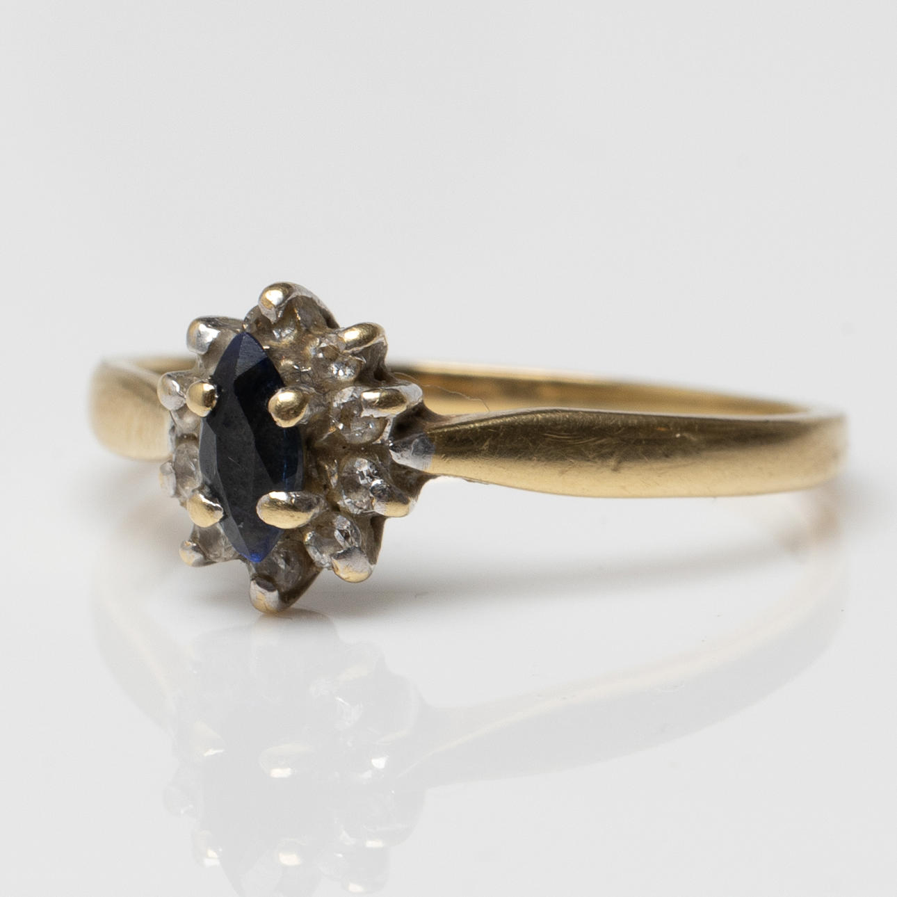 RING, guld 18k, med stenar. Smycken & Ädelstenar - Ringar - Auctionet