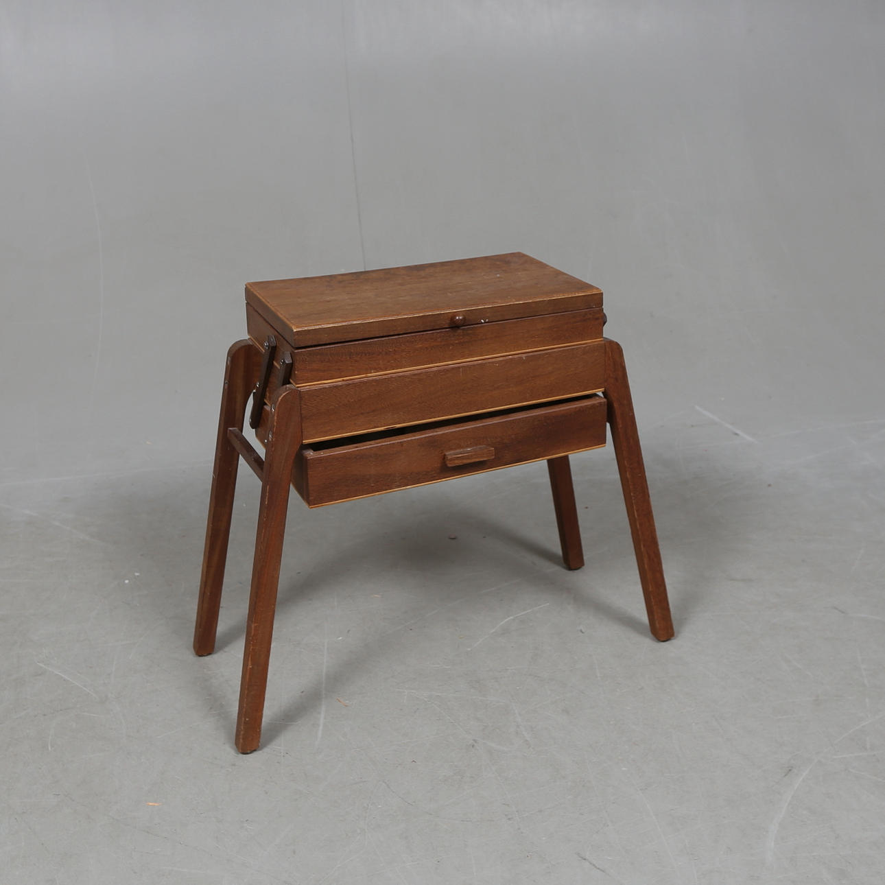 SYSKRIN med sybehör, 1900-tal. Möbler - Övrigt - Auctionet