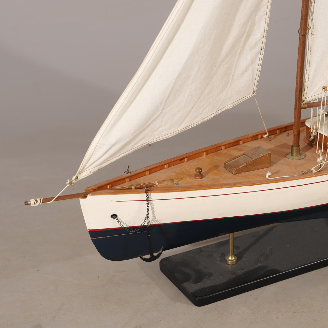 MODELLBÅT, trä/textil, 2000-tal. Övrigt - Teknika & Nautika - Auctionet