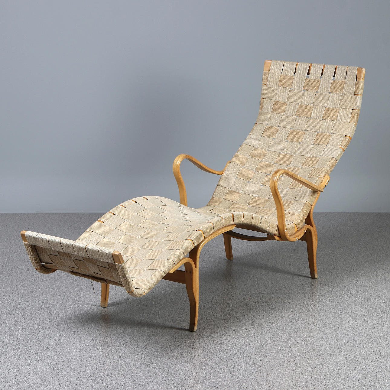 BRUNO MATHSSON. LIGGFÅTÖLJ. Bok med klädsel i sadelgjord. "Pernilla 3 ...