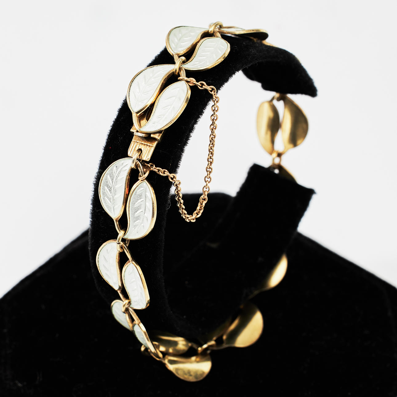 ARMBAND, COLLIER, ÖRHÄNGEN, 1 par, förgyllt silver, vit emaljdekor ...