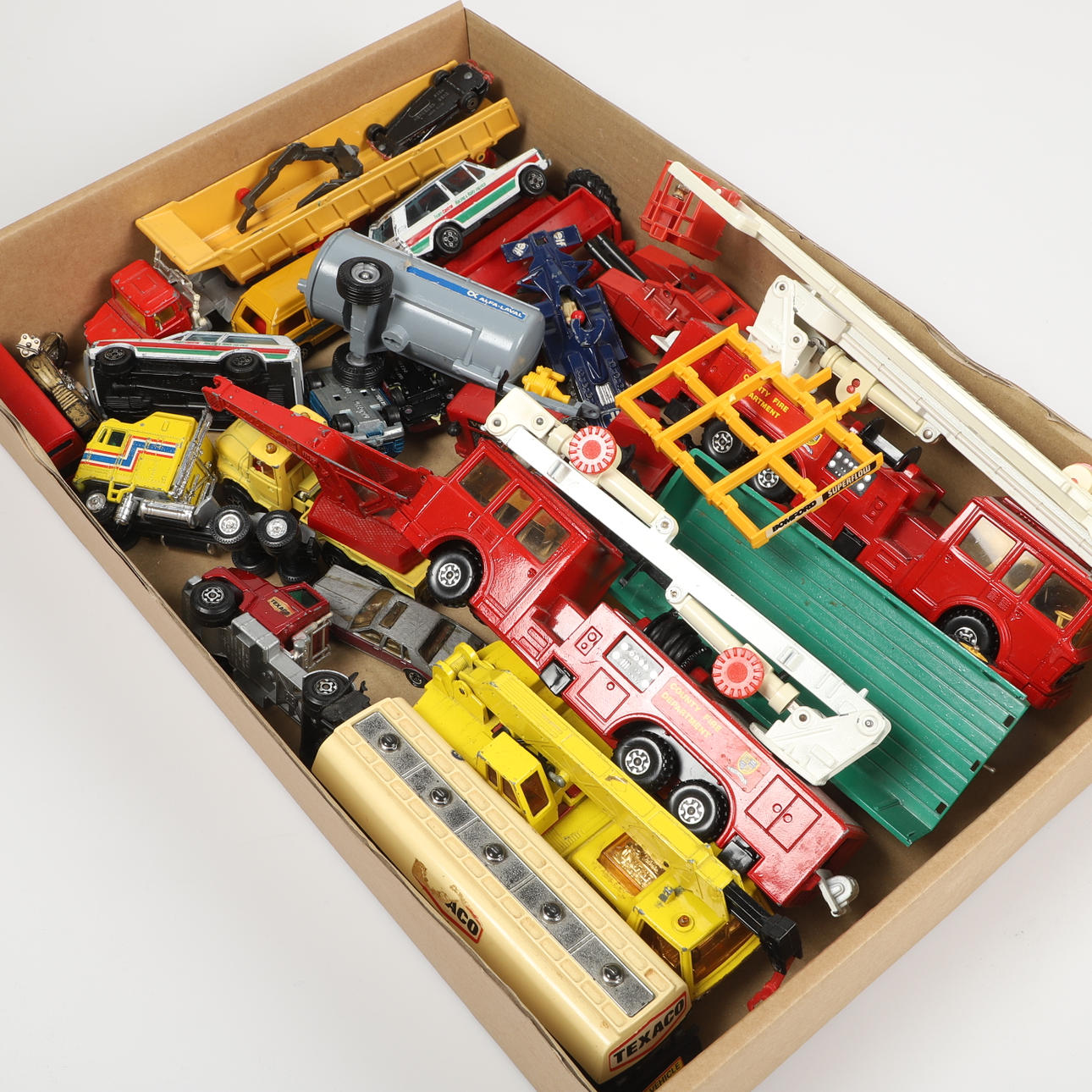 LEKSAKSBILAR, ca 30 stycken, metall/plast, bl. a. Matchbox och Burago ...