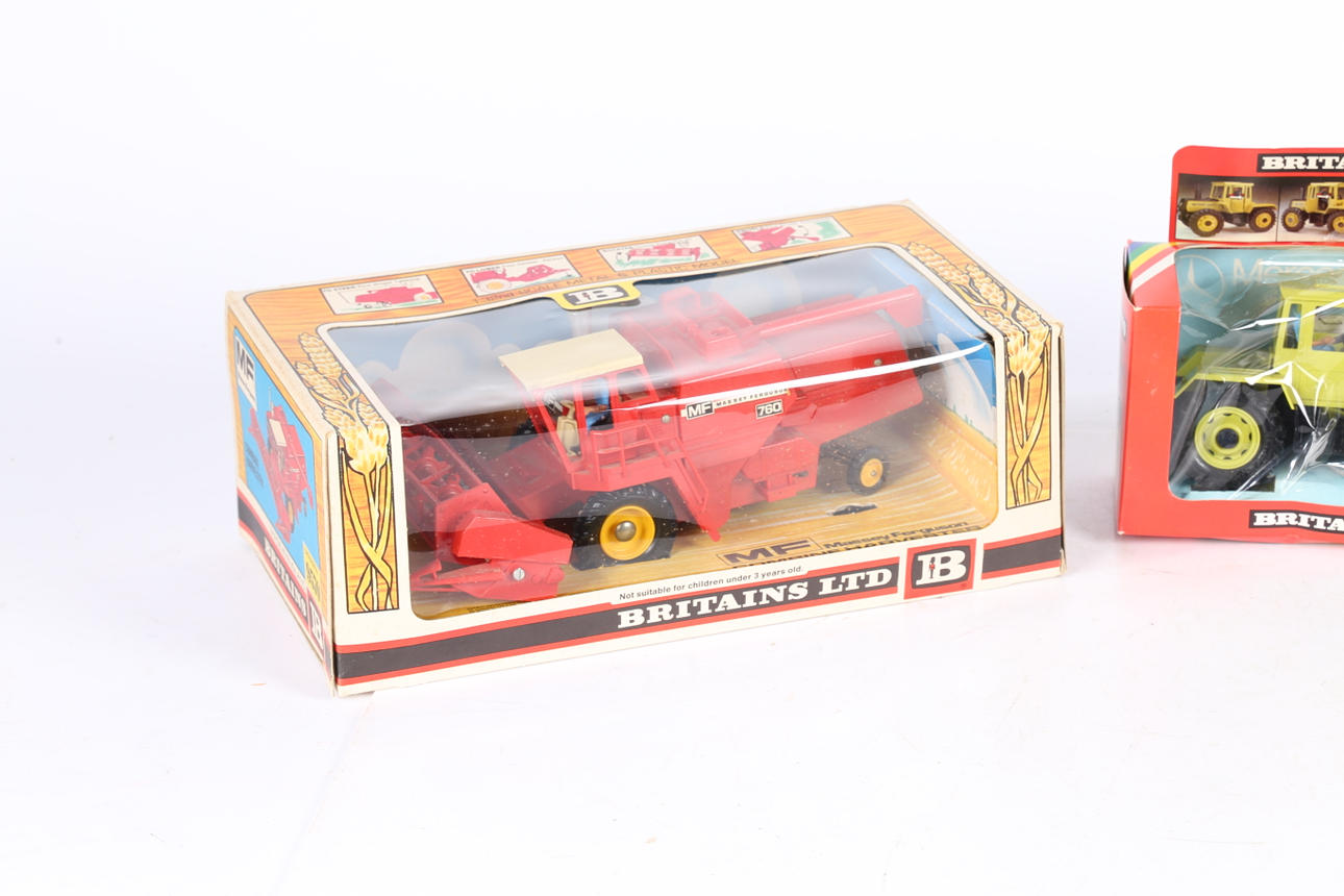 BRITTER. TRE BOXADE MODELLER. Leksaker - Leksaker - Auctionet