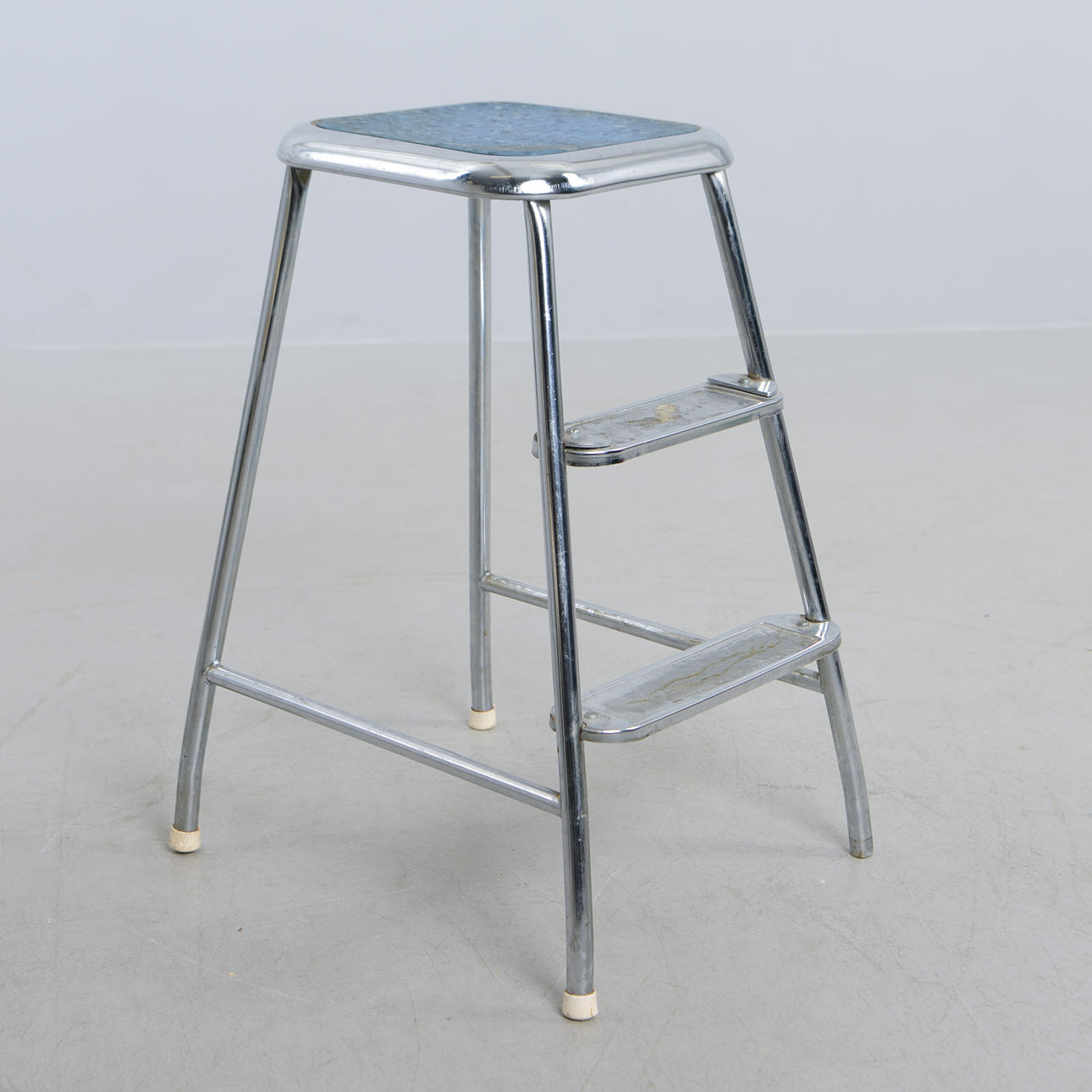 STEGPALL, Awab, 1900-talets mitt. Möbler - Fåtöljer & Stolar - Auctionet