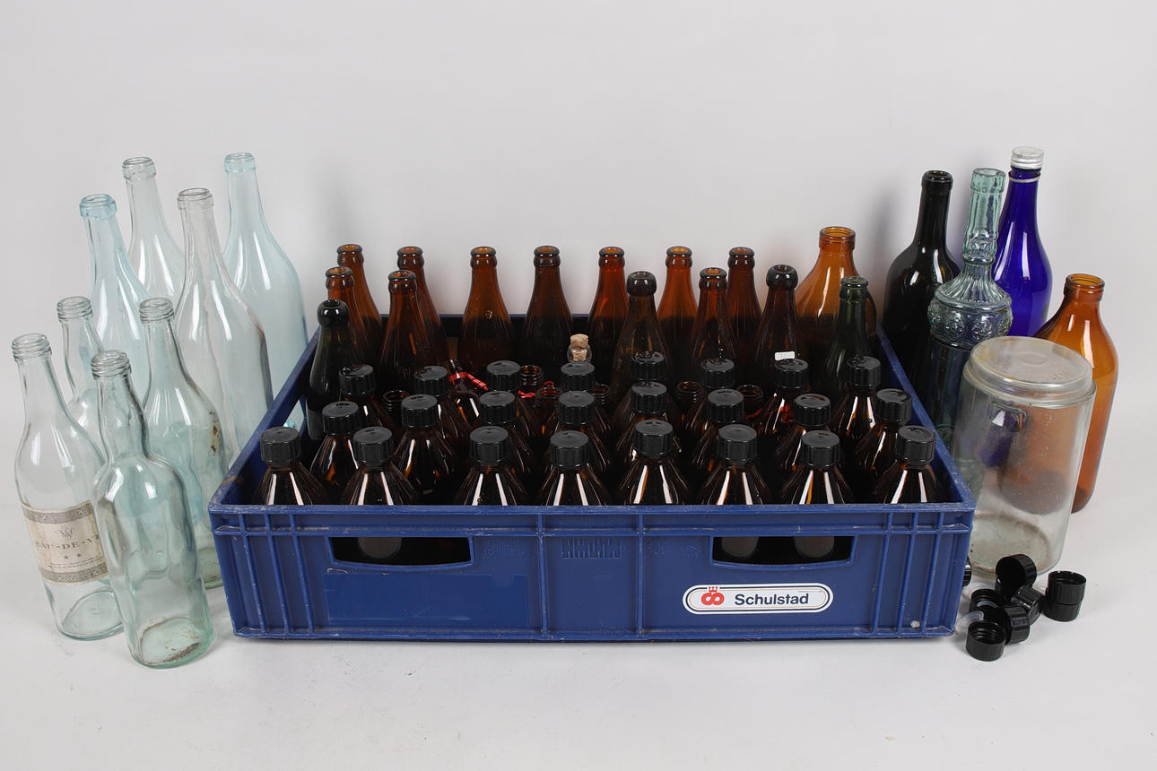 FLASKOR & BURK, ca 63 st, glas, 1800/1900-tal. Glas - Bruksglas - Auctionet
