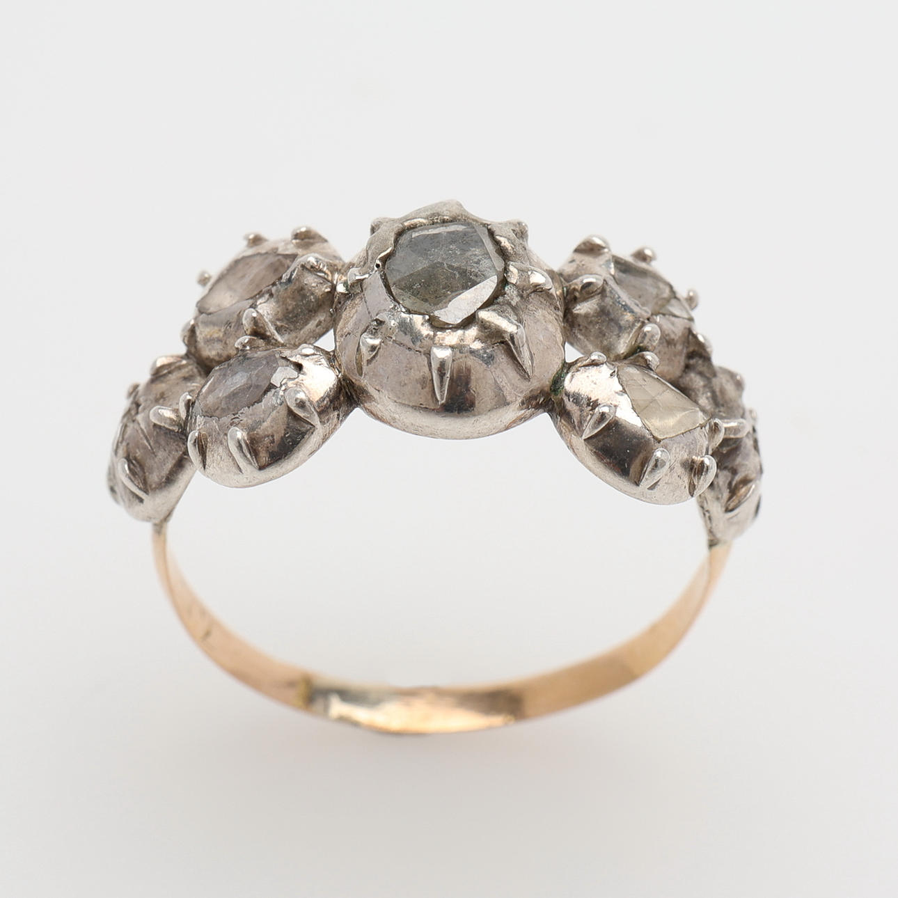 ANTIK RING MED DIAMANTER. Smycken & Ädelstenar - Ringar - Auctionet